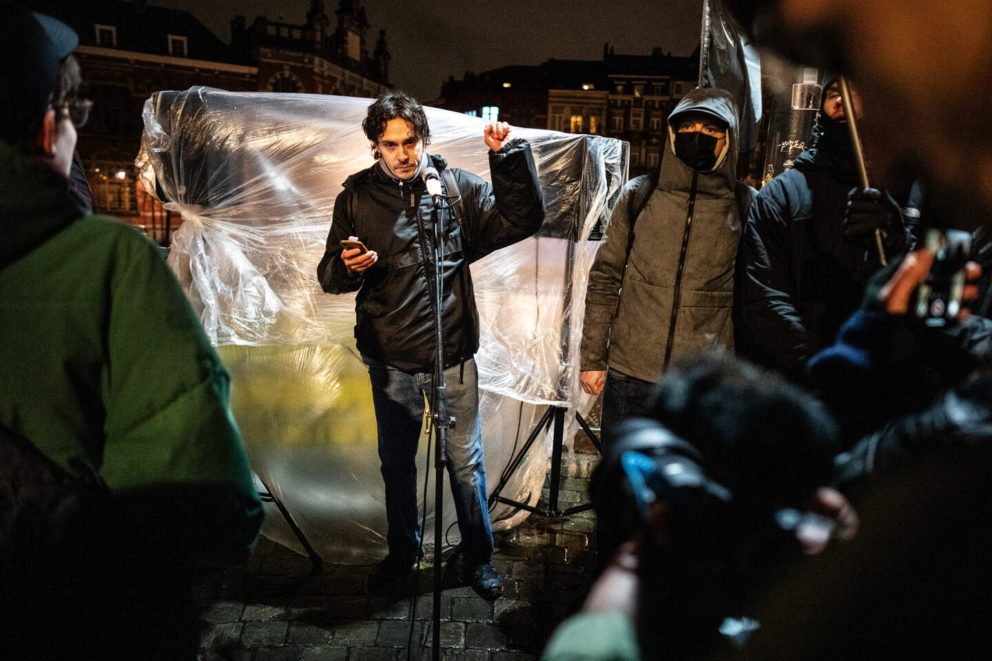 Zelden vertoond: 150 politiemensen om een partijvoorzitter te ...