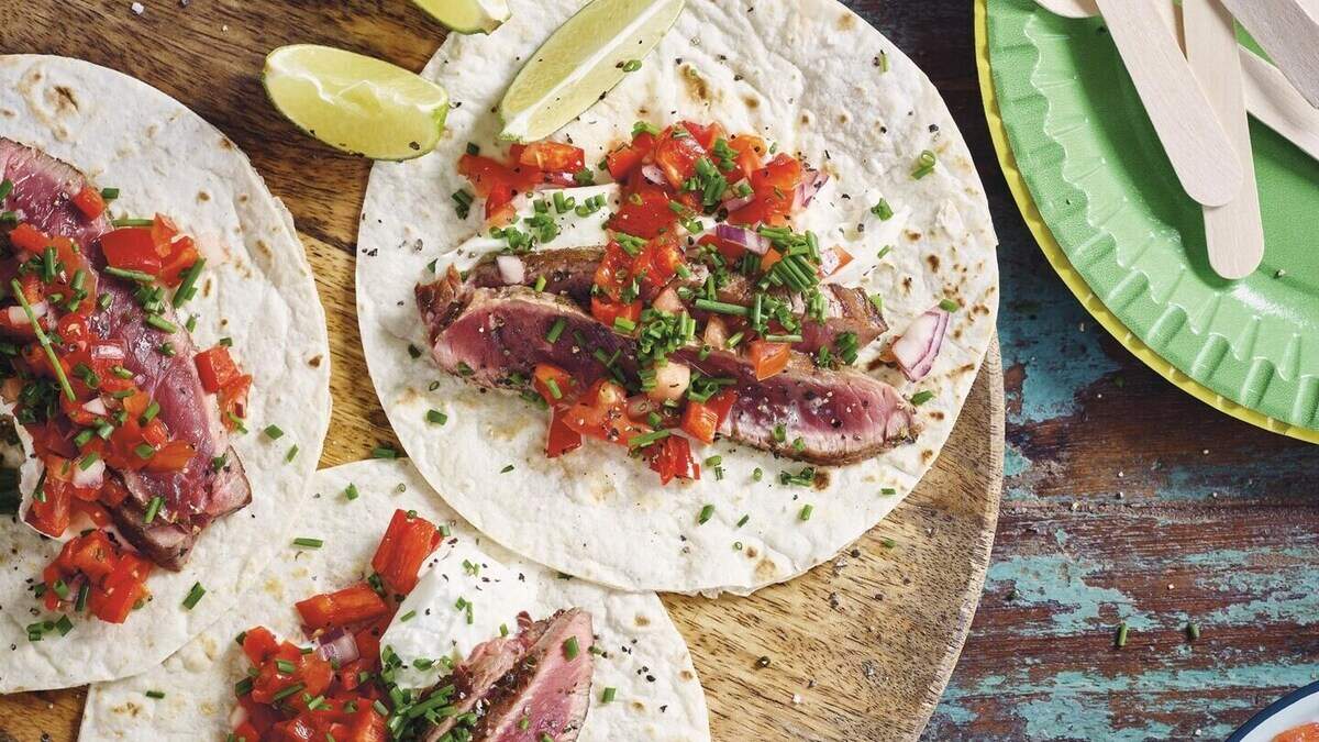 Tortilla met kort gebakken steak, burrata en sla | De Standaard