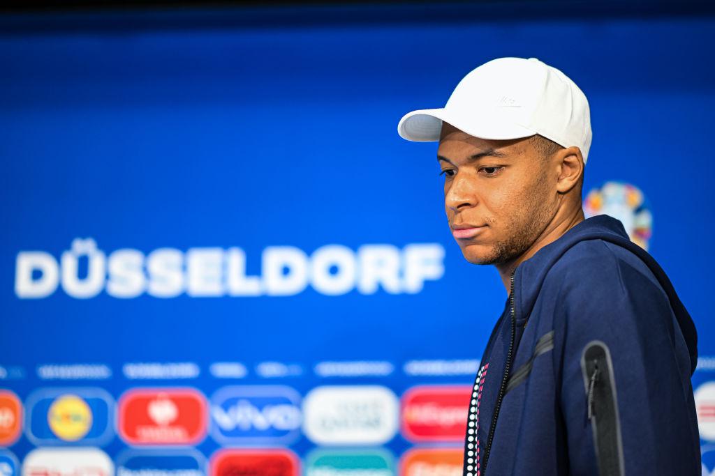 Mbappé wil meer dan een voetballer zijn en roept op te gaan stemmen ...