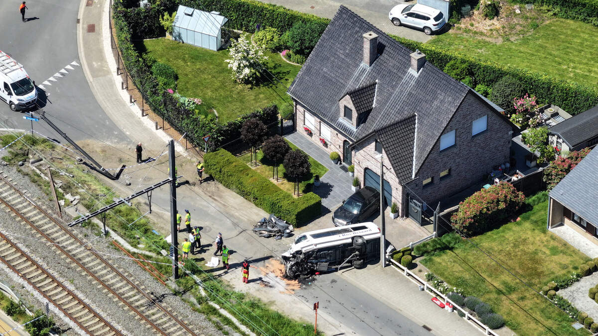 Ontreddering na ongeval met schoolbus waarbij kinderen van 12 en 15 ...