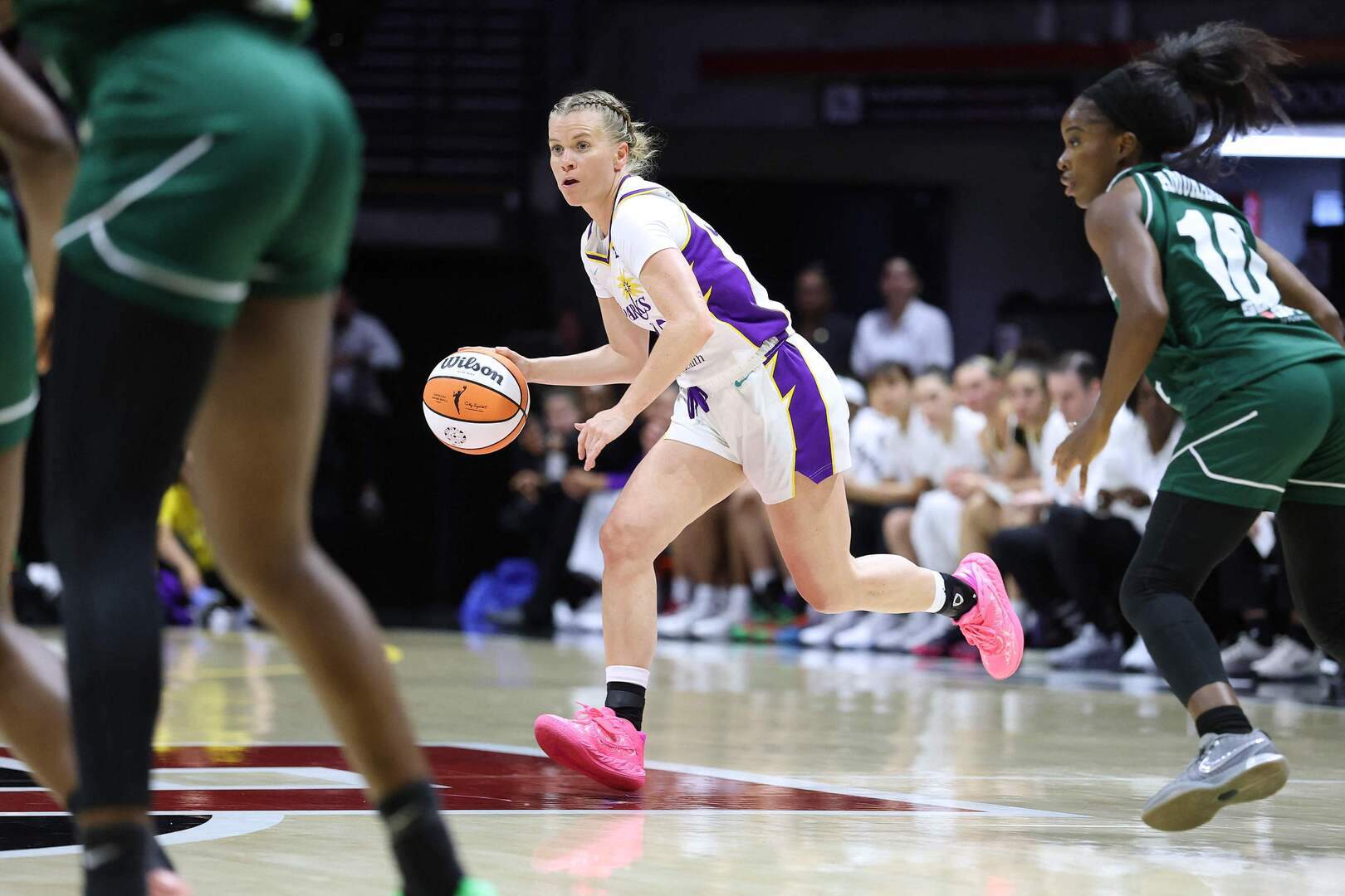 Pijnlijke déjà vu voor Julie Vanloo: LA Sparks neemt vlak voor start ...