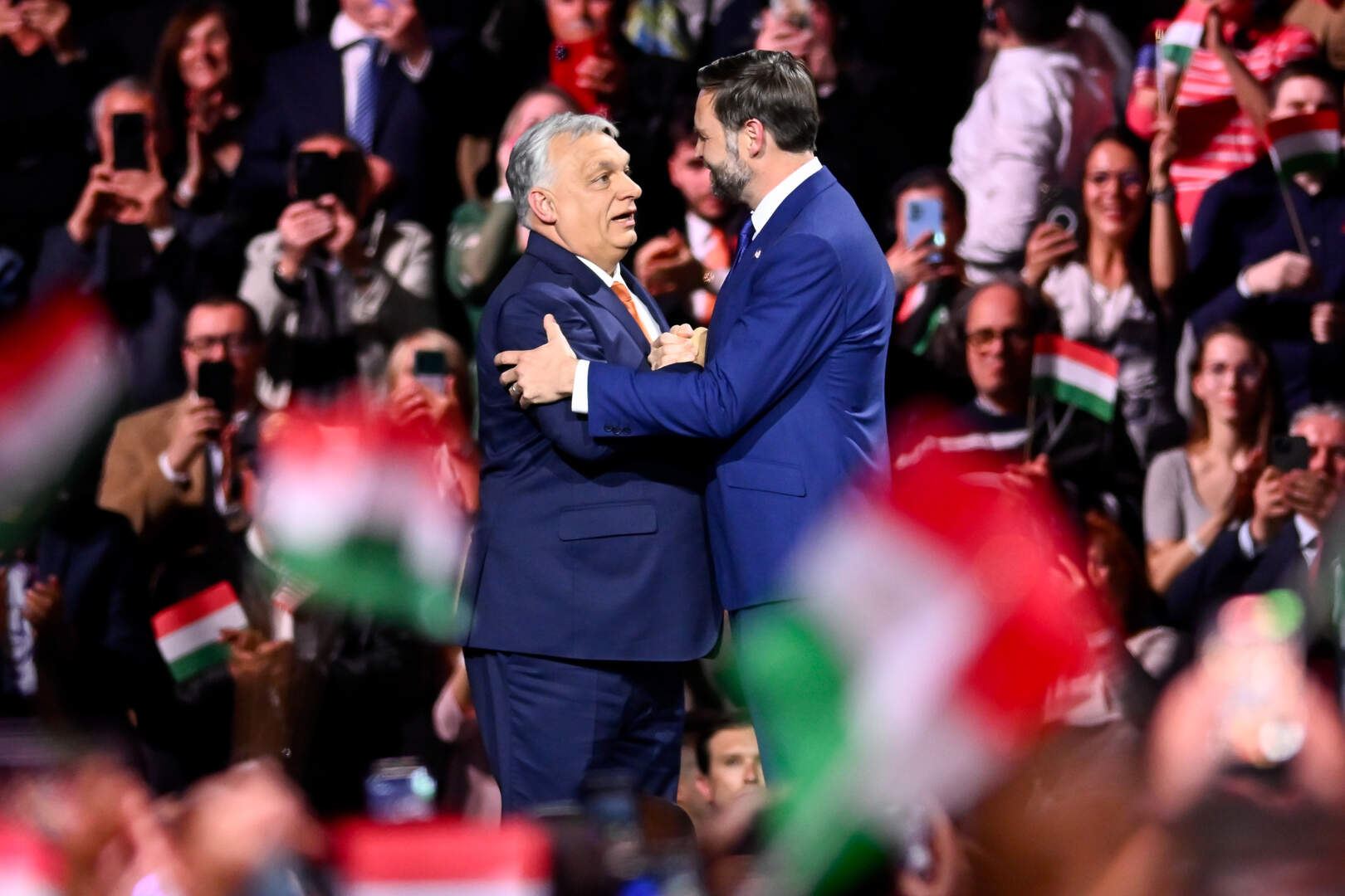 Om Orban te helpen, valt Vance de EU opnieuw frontaal aan: “Een van ...