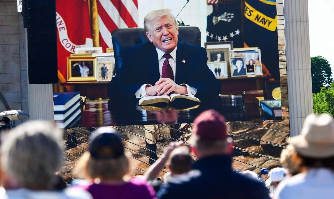 Trump leest (op video) voor uit de Bijbel op gebedsevenement in ...