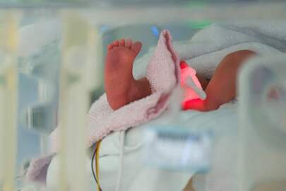 Zeven jaar cel voor vader die premature baby doodkneep | De Standaard