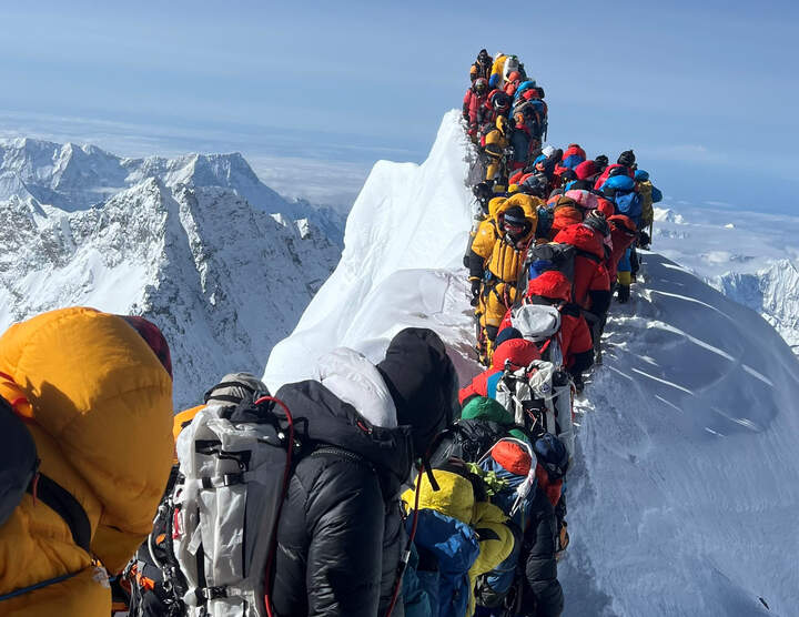 Sherpa’s sjoemelen voor miljoenen met onnodige reddingen in de Himalaya ...