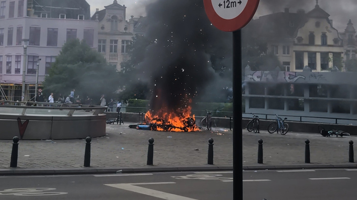 Honderden jongeren komen opnieuw samen in Brussel, brandjes en ...