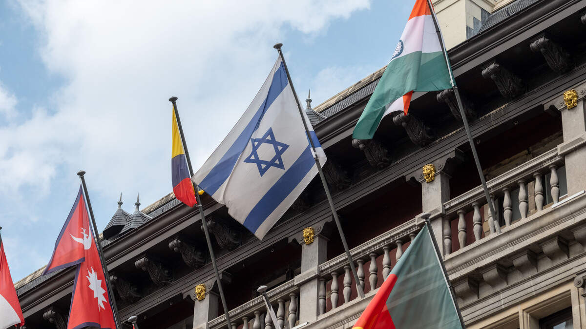 Israëlische vlag van Antwerps stadhuis gehaald tijdens protest, Vooruit ...
