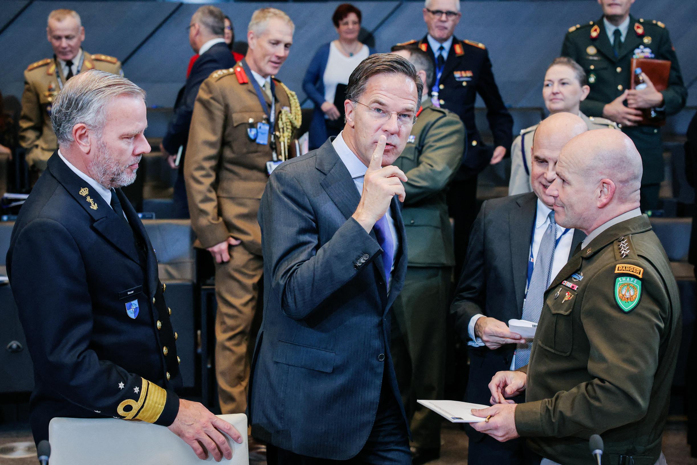 De Navo-landen spenderen elk jaar 1,2 biljoen aan defensie. Is dat niet ...