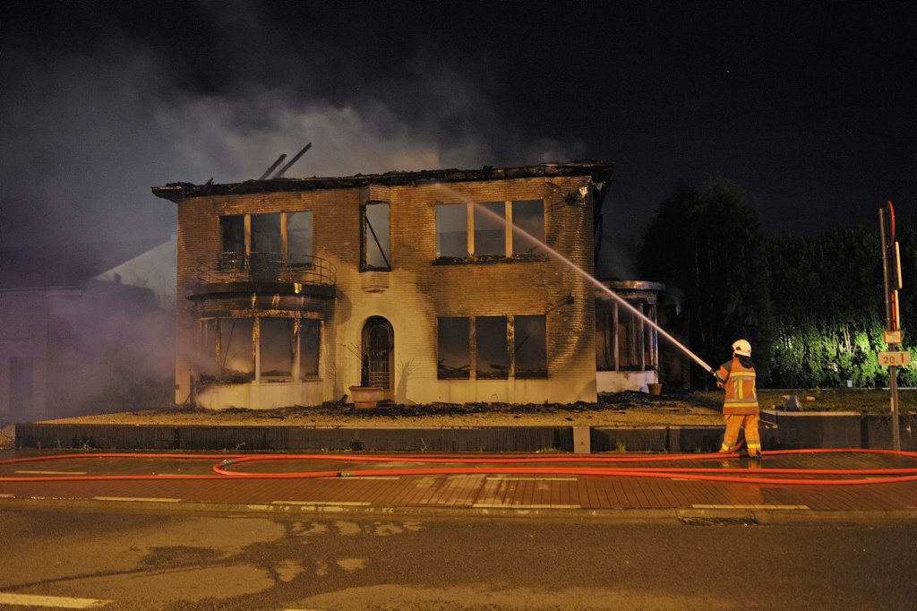 Brand verwoest voormalige loungebar in Wielsbeke | De Standaard