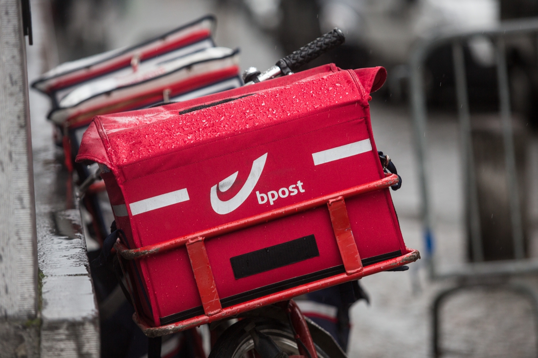 Postbode gaat gewone brieven nog maar twee keer per week bezorgen | De ...