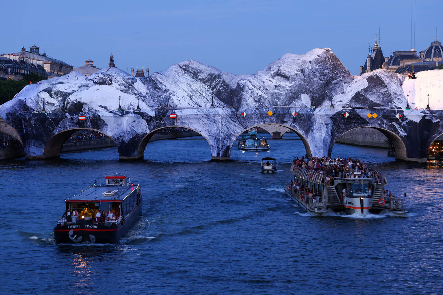 Kunstenaar JR pakt Parijse Pont Neuf in als een grot, veertig jaar na ...
