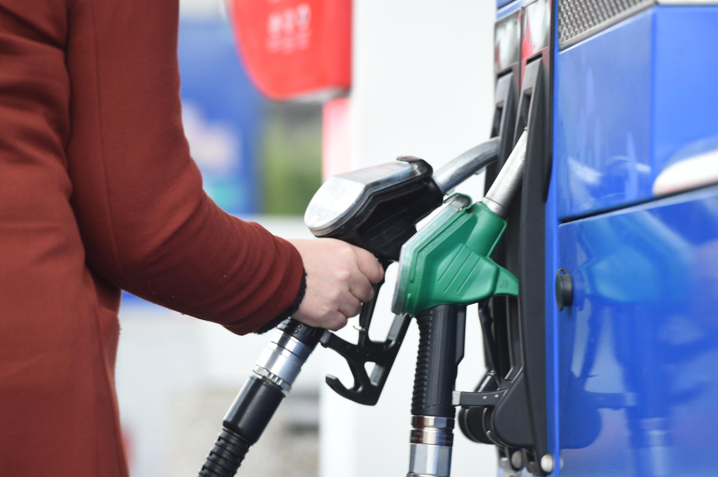 Benzineprijs verder naar omlaag, ook diesel wordt goedkoper | De Standaard