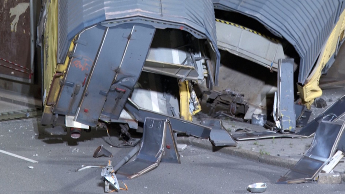 Goederentrein stort van brug in Duitsland | De Standaard