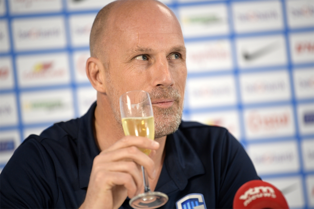 Zichtbaar vermoeide Clement na feestnacht waarin hij “extra talenten ...