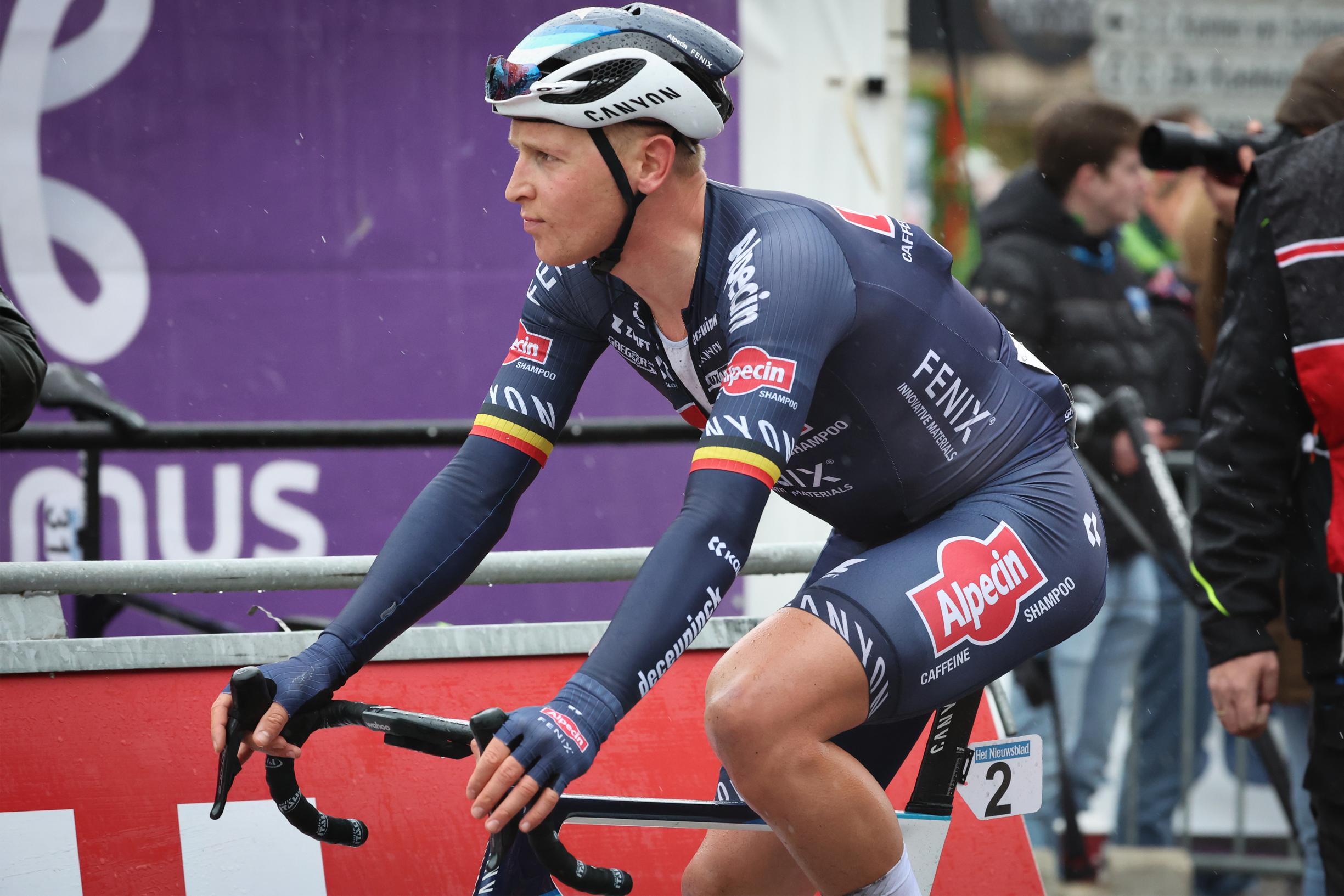 Tim Merlier fietst tegen de richting bij sprint Scheldeprijs: ‘Ik dacht ...