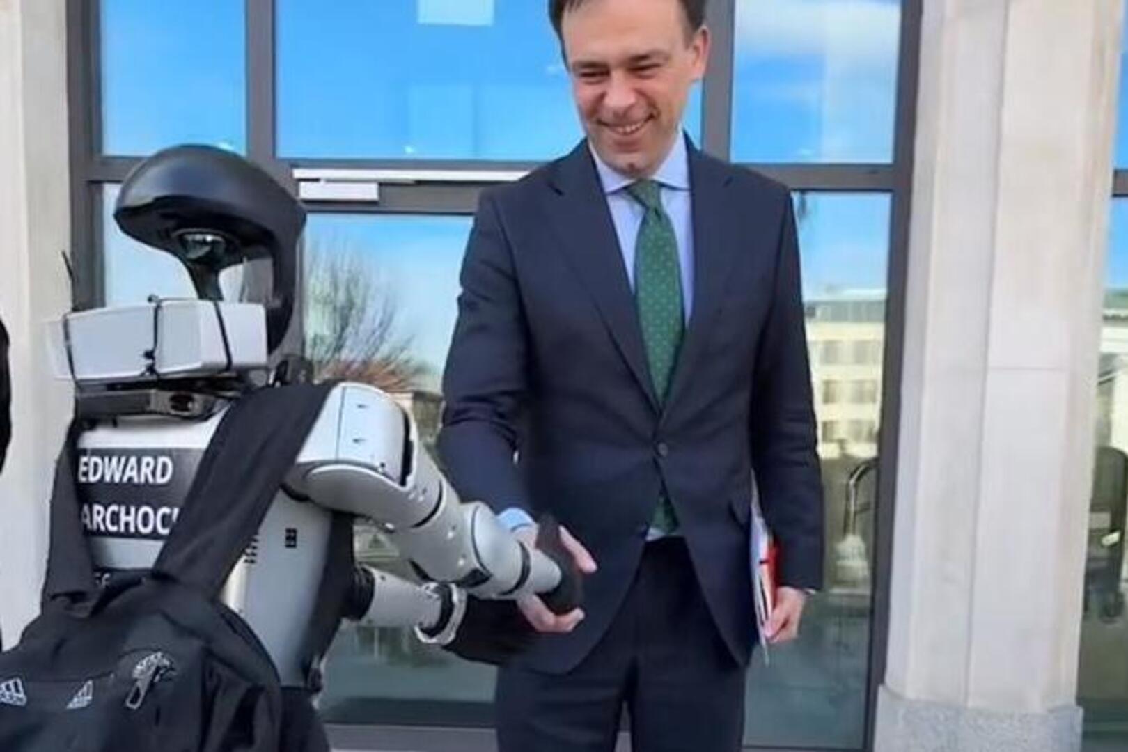 ‘Robot-influencer’ Edward Warchocki verovert het Poolse internet met ...