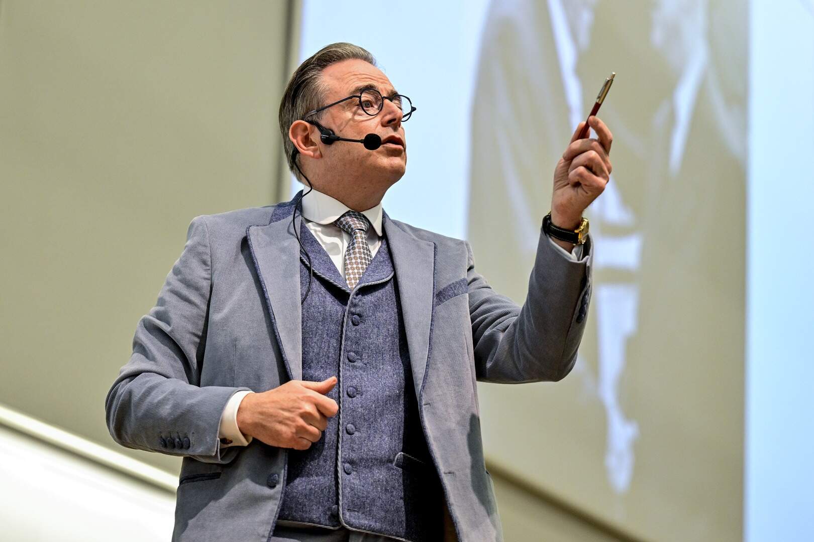Historicus Bart De Wever zet vrolijk de geschiedenis naar zijn hand ...
