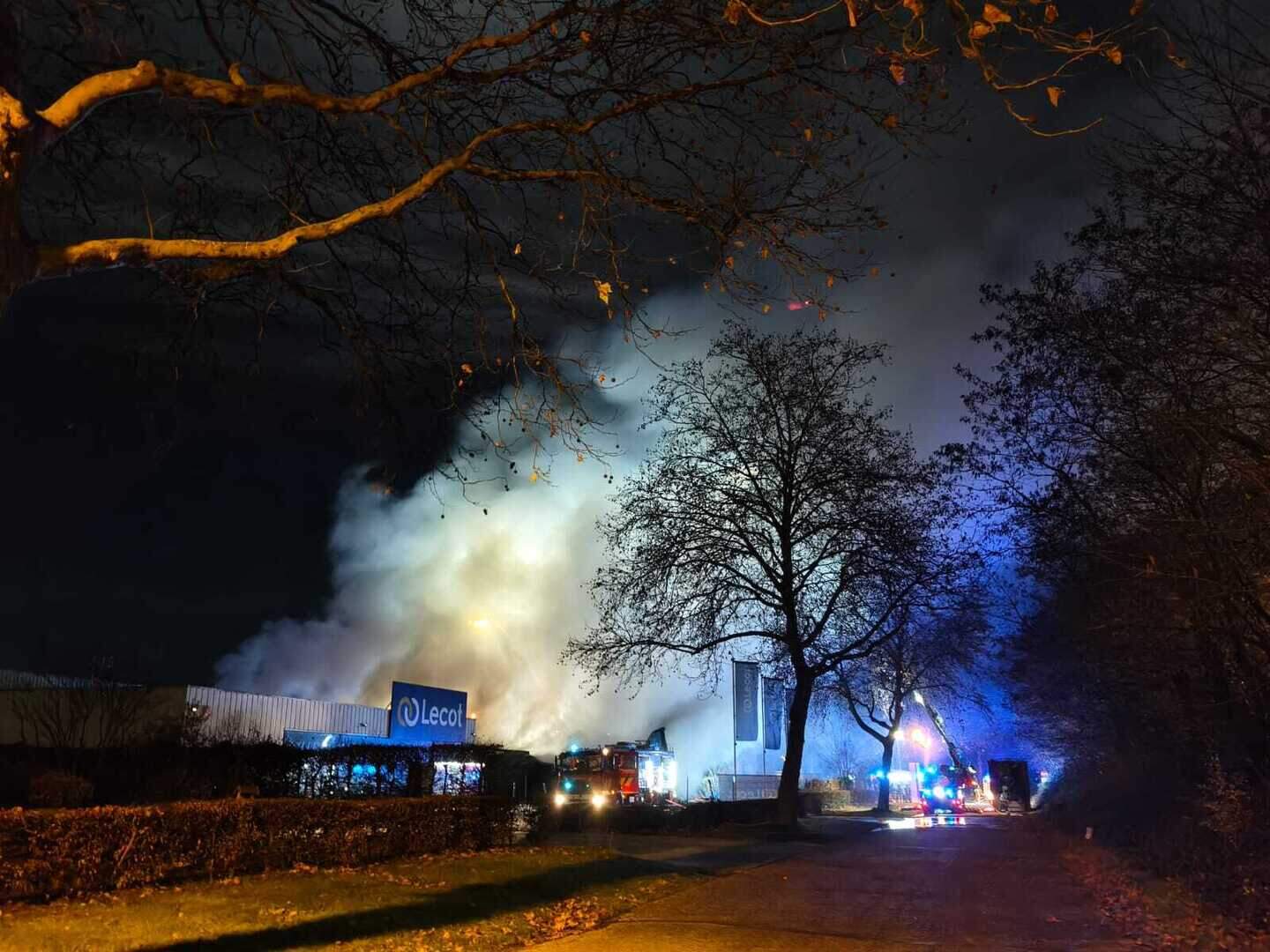 Zware brand verwoest bedrijf in Hasselt | De Standaard