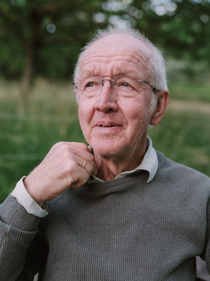 Hans Versteden (72), een varkensboer die op zijn 52ste filosofie ging ...