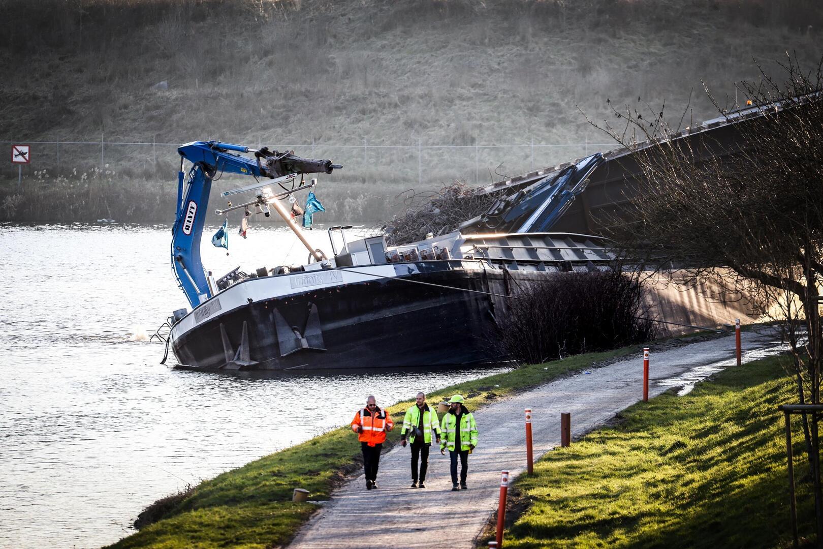 Een dode en drie gewonden nadat brug op E42 is ingestort tijdens ...