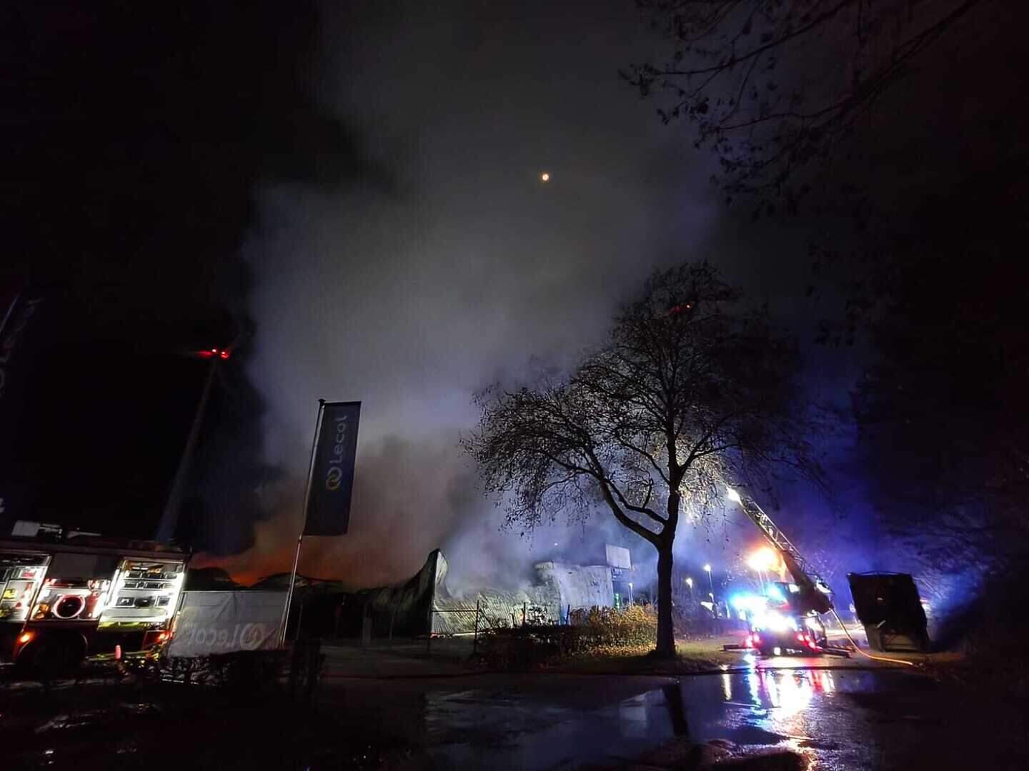 Zware brand verwoest bedrijf in Hasselt | De Standaard