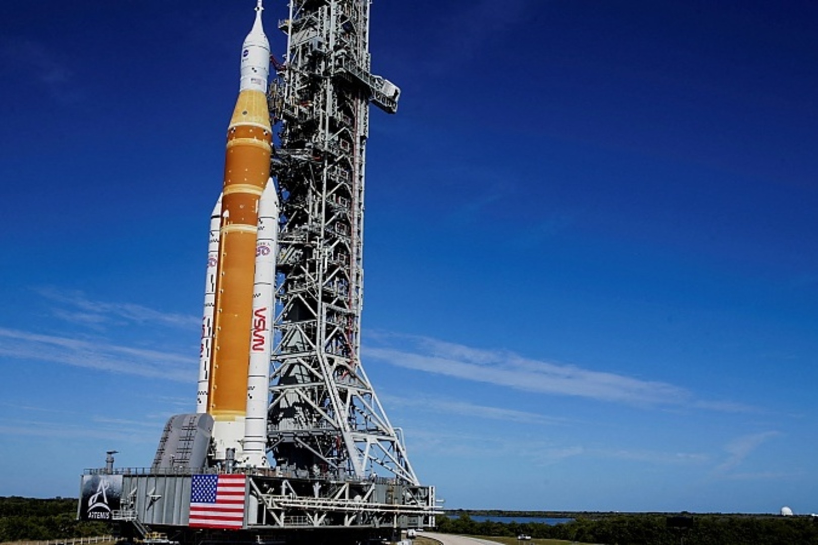 Ultieme slow-tv: Artemis II-raket wordt in stelling gebracht | De Standaard