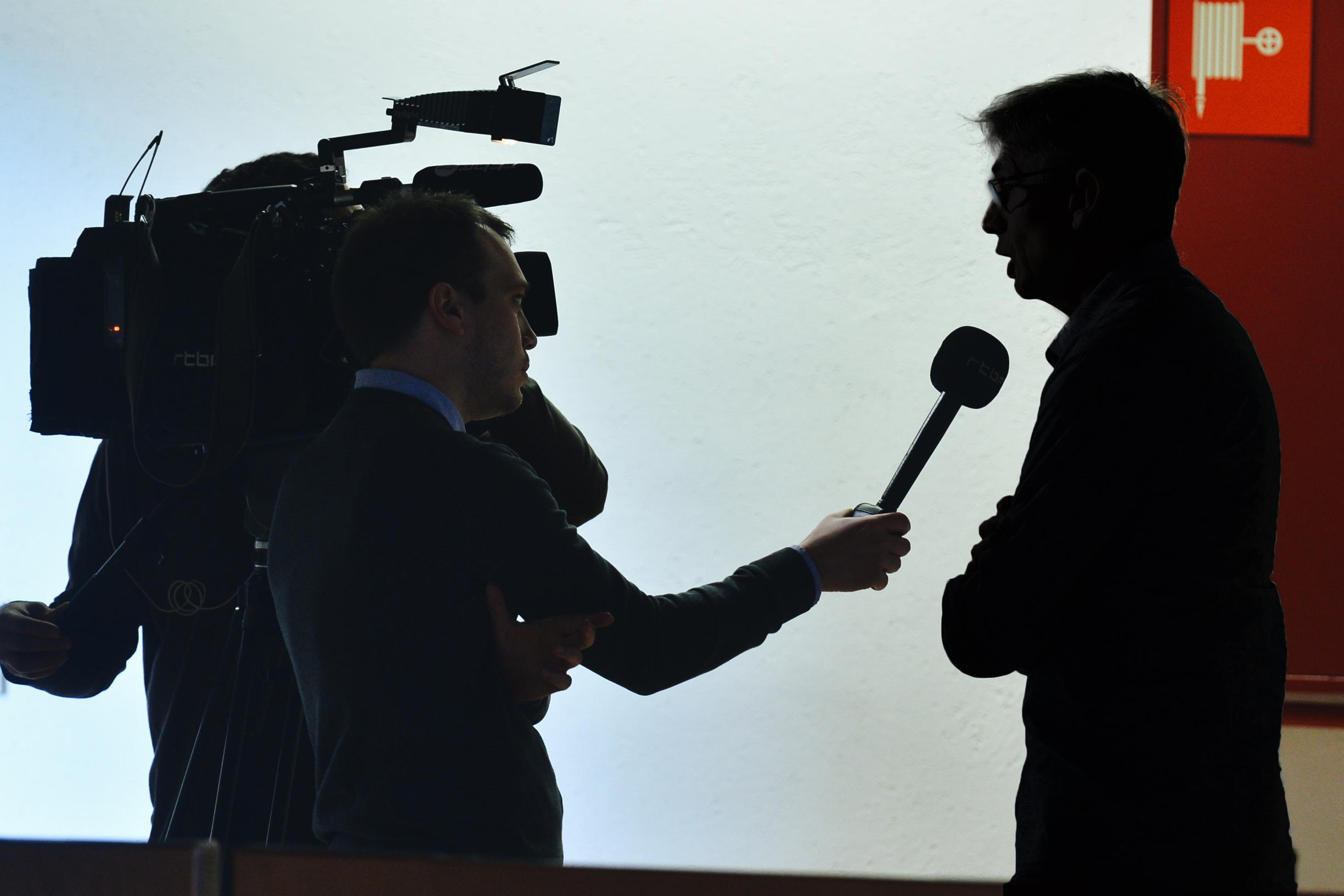 Een op de zes politieke journalisten kreeg voorstel tot omkoping | De ...