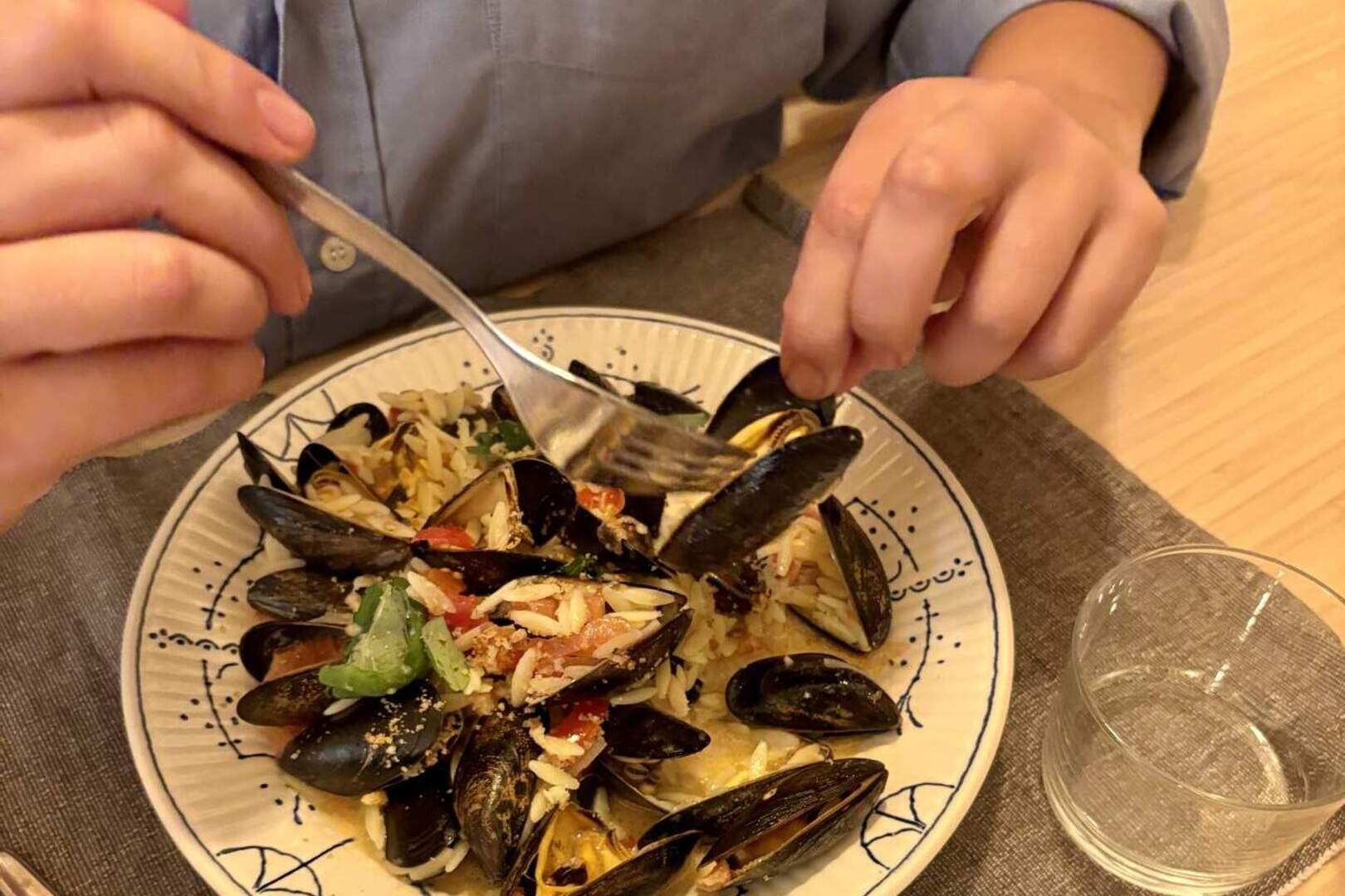 Orzo met mosselen, basilicum en pangrattato | De Standaard
