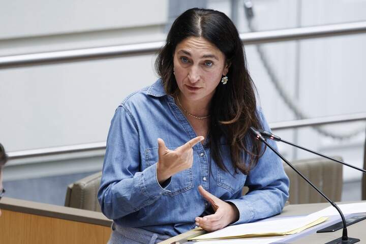 1.200 schooldirecteurs fluiten Demir terug: “Ze creëert een cultuur van ...