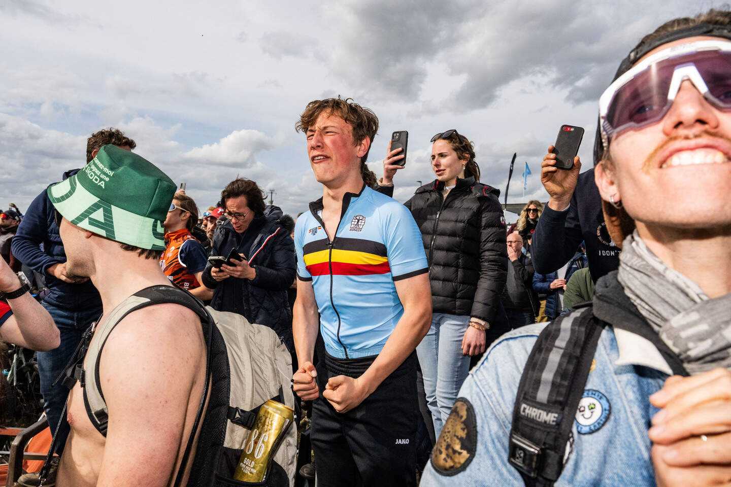 Waarom de overwinning van Wout van Aert zoveel emoties losweekt: “Het ...