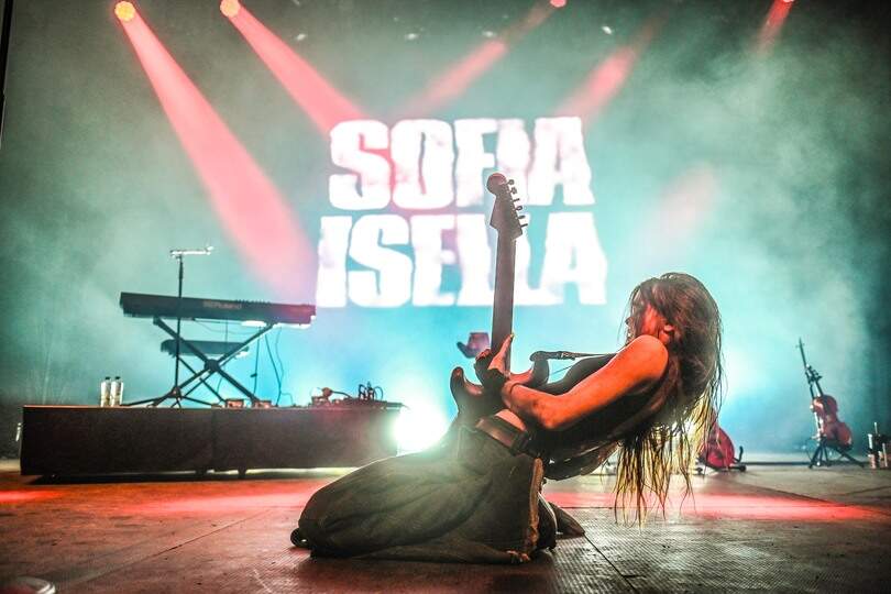 We smeken u: luister naar Sofia Isella’s platen, maar sla haar ...