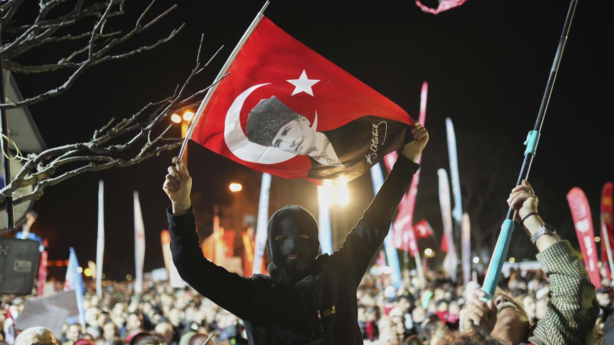 Turkse oppositieleider Imamoglu meldt arrestatie van zijn advocaat | De ...