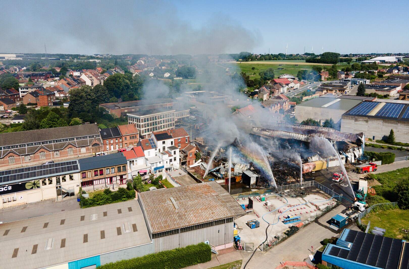 Toch geen asbest aangetroffen in rook bij grote brand in Tubeke | De ...