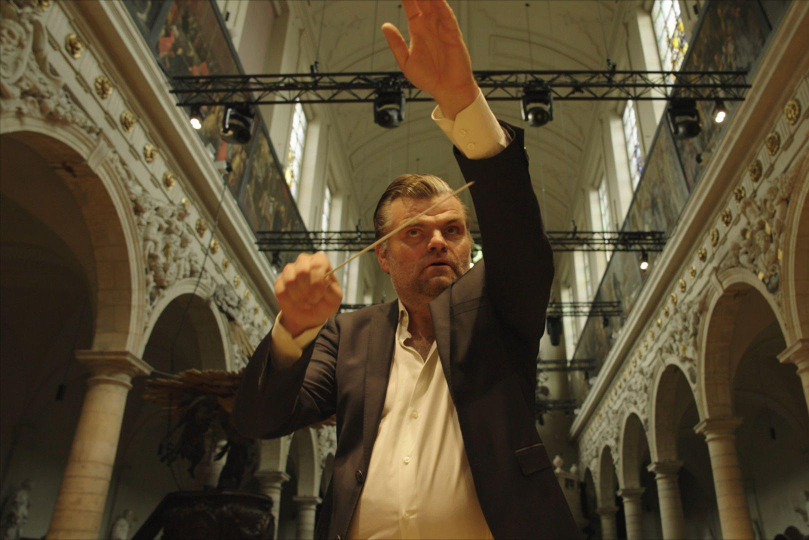 Stefaan Degand dirigeert Brahms: “Ik hoop dat ik niet van de scène val ...