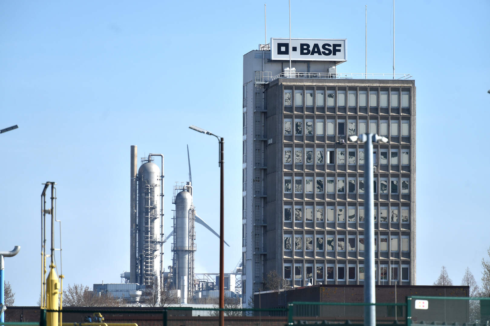 Milieubewegingen vechten vergunning voor BASF-kraker aan bij Raad voor ...