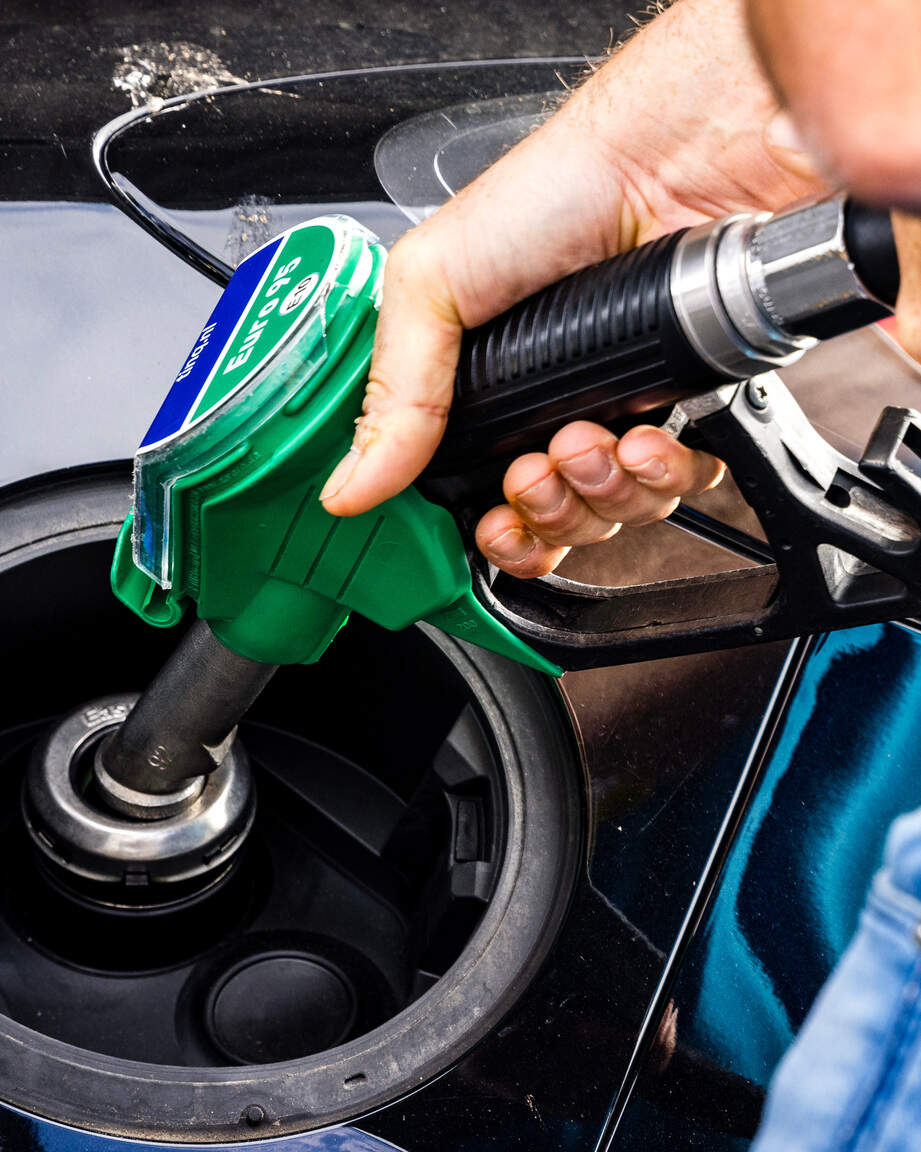 Na diesel wordt ook benzine tanken opnieuw wat goedkoper | Nieuwsblad