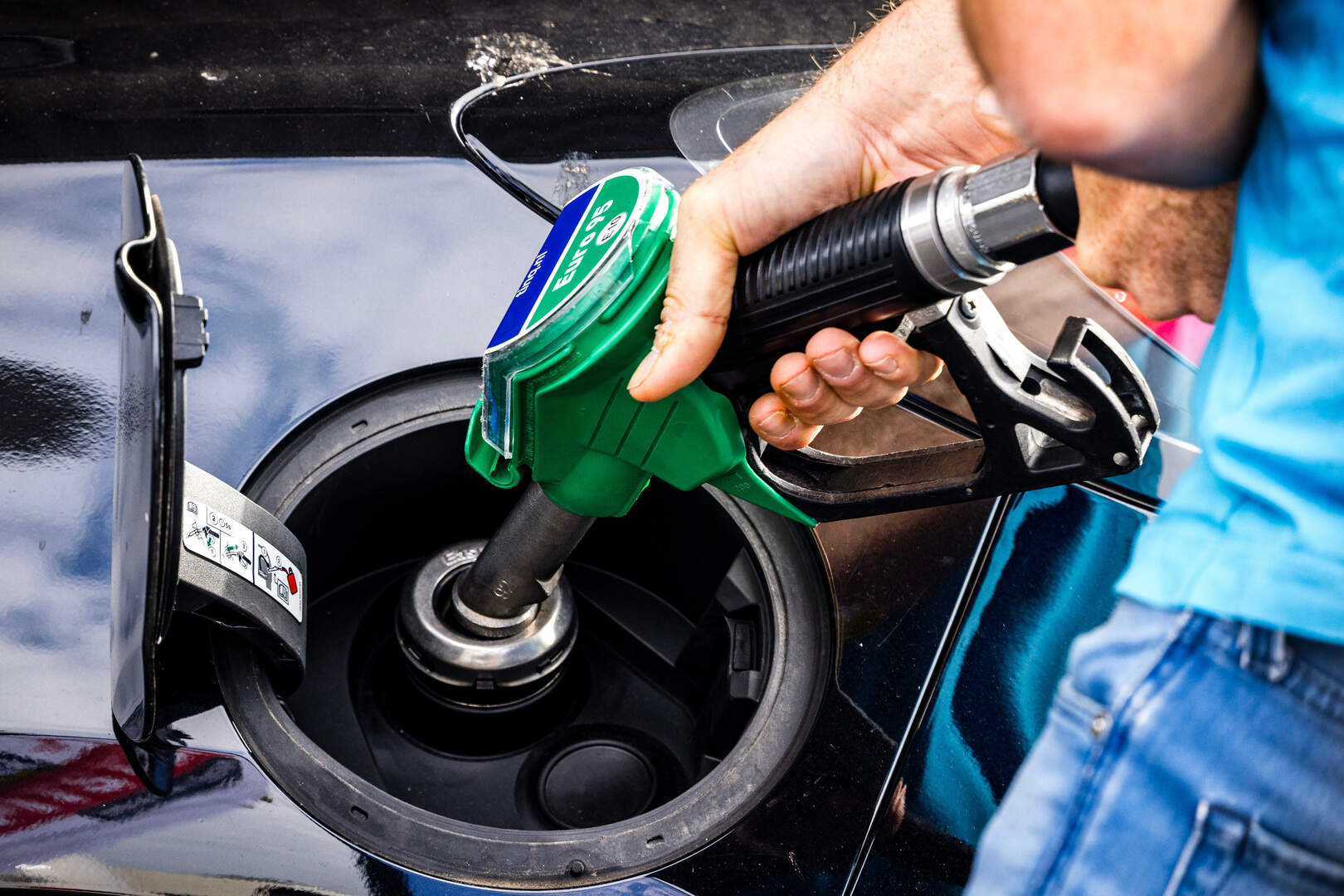 Benzine wordt 6 cent goedkoper | Nieuwsblad