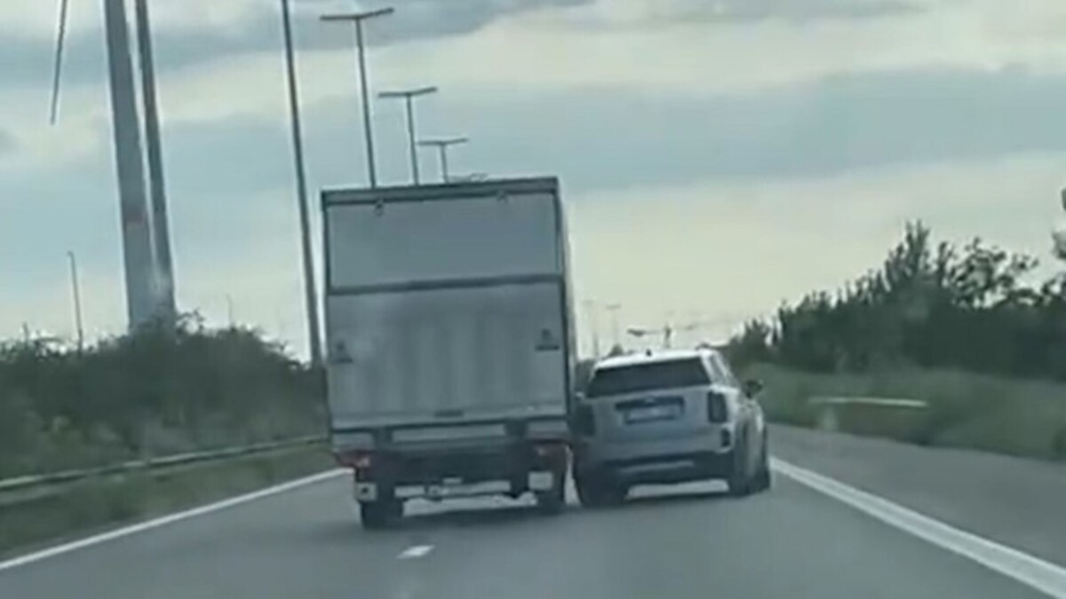 Chauffeur legt positieve ademtest af nadat hij met zijn bestelwagen ...