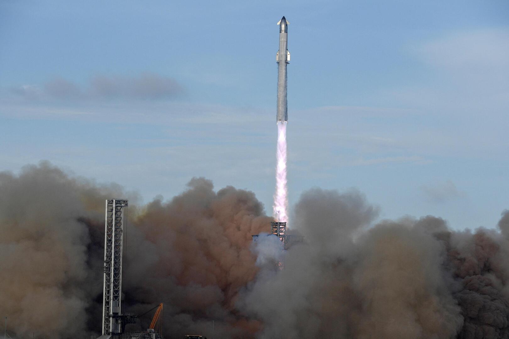 Onbemande Starship doet succesvolle testvlucht na eerdere mislukkingen ...