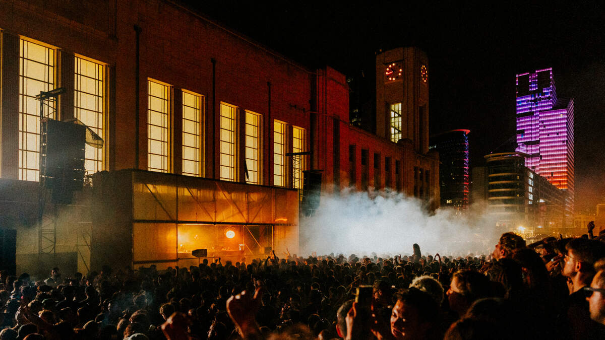 Maakt een hippe rave een moeilijke buurt beter? “Leuk voor wie er kan ...