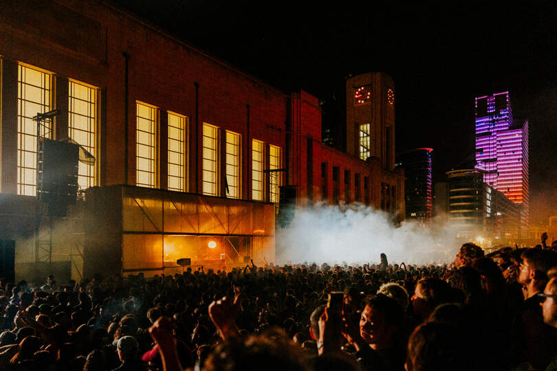 Maakt een hippe rave een moeilijke buurt beter? “Leuk voor wie er kan ...