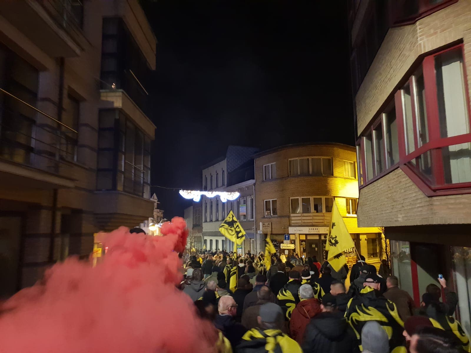 Stadsbestuur Ninove is officieel geïnstalleerd, protestmars verloopt ...