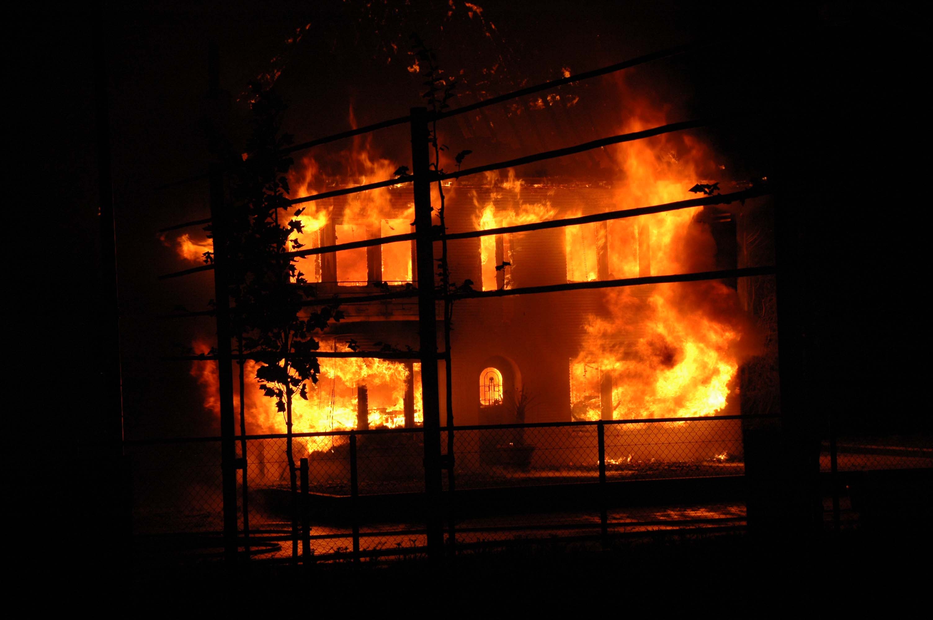 Brand verwoest voormalige loungebar in Wielsbeke | De Standaard