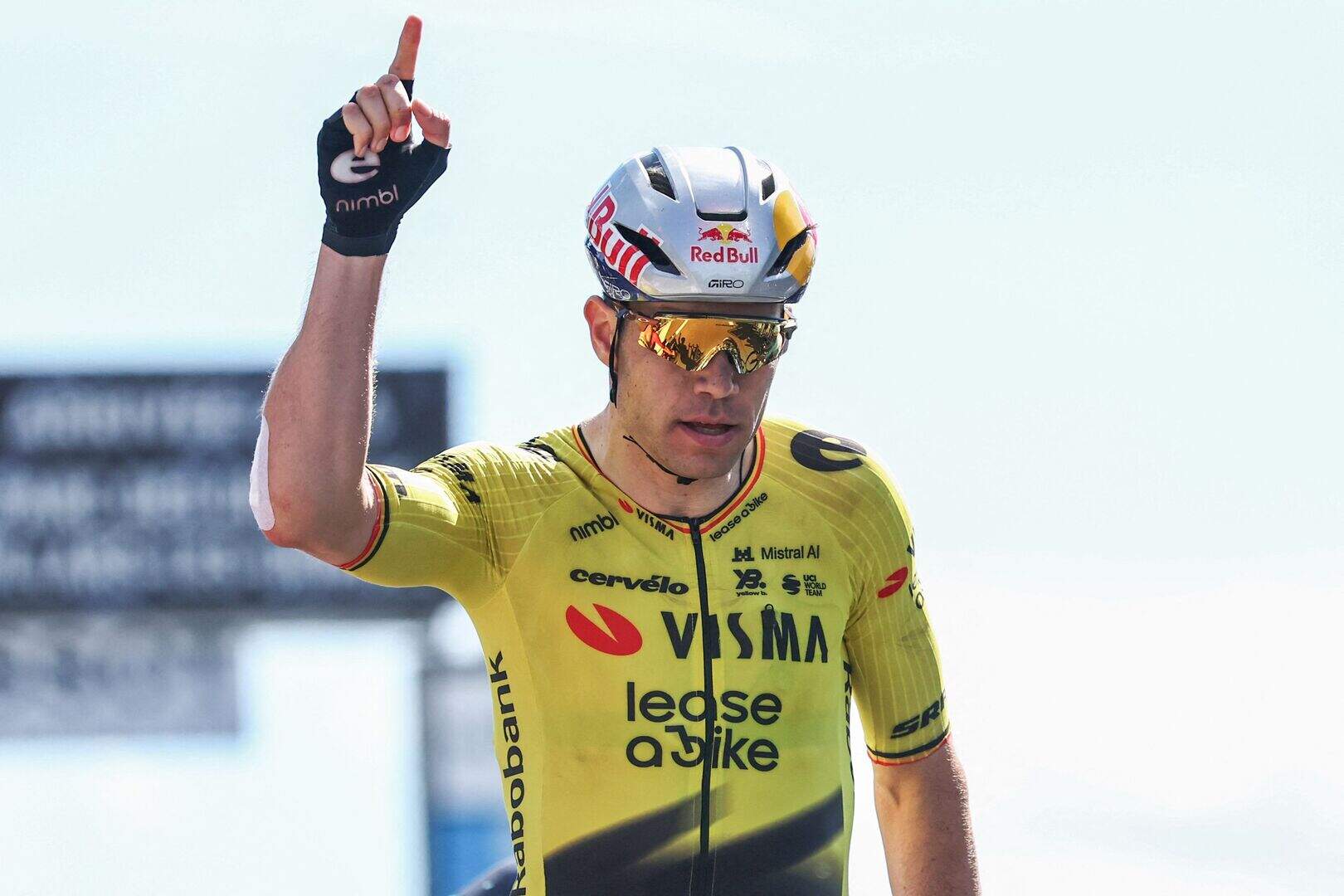 Wout van Aert zit weer op de fiets | De Standaard