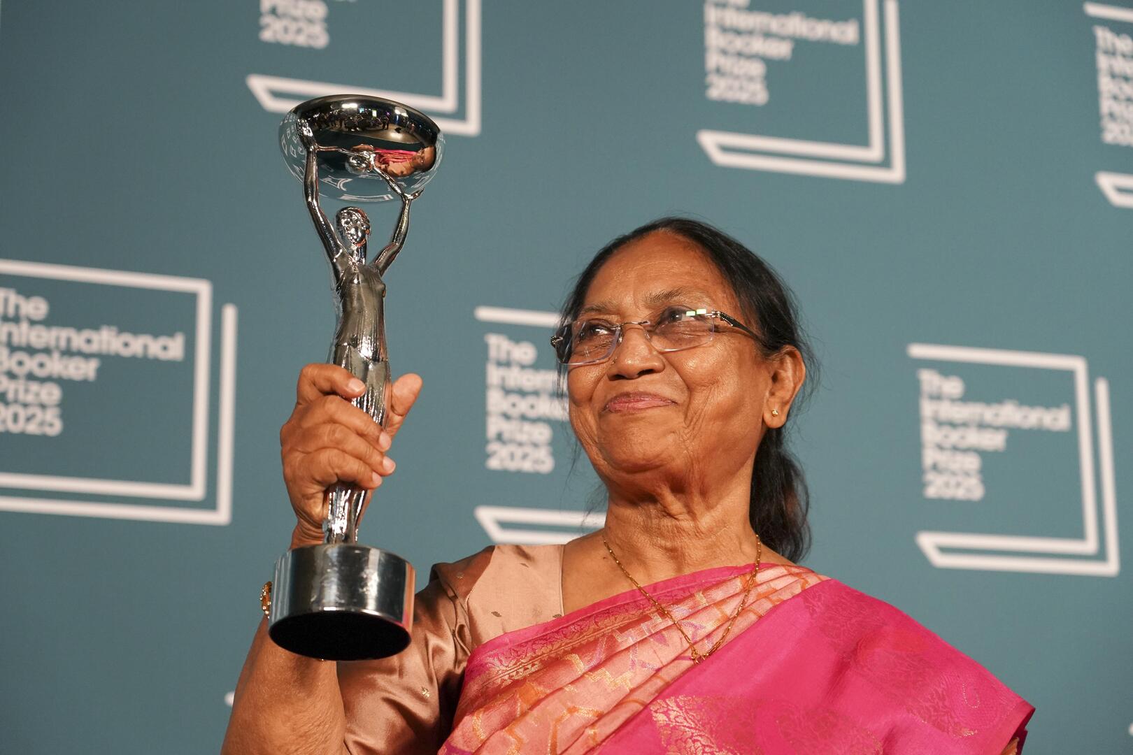 Wie is de Booker Prize-winnaar Banu Mushtaq, tegen wie een fatwa werd ...