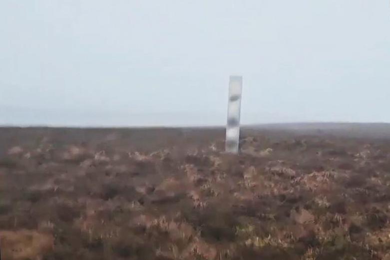 Mysterieuze monoliet opgedoken op heuvel in Wales | De Standaard