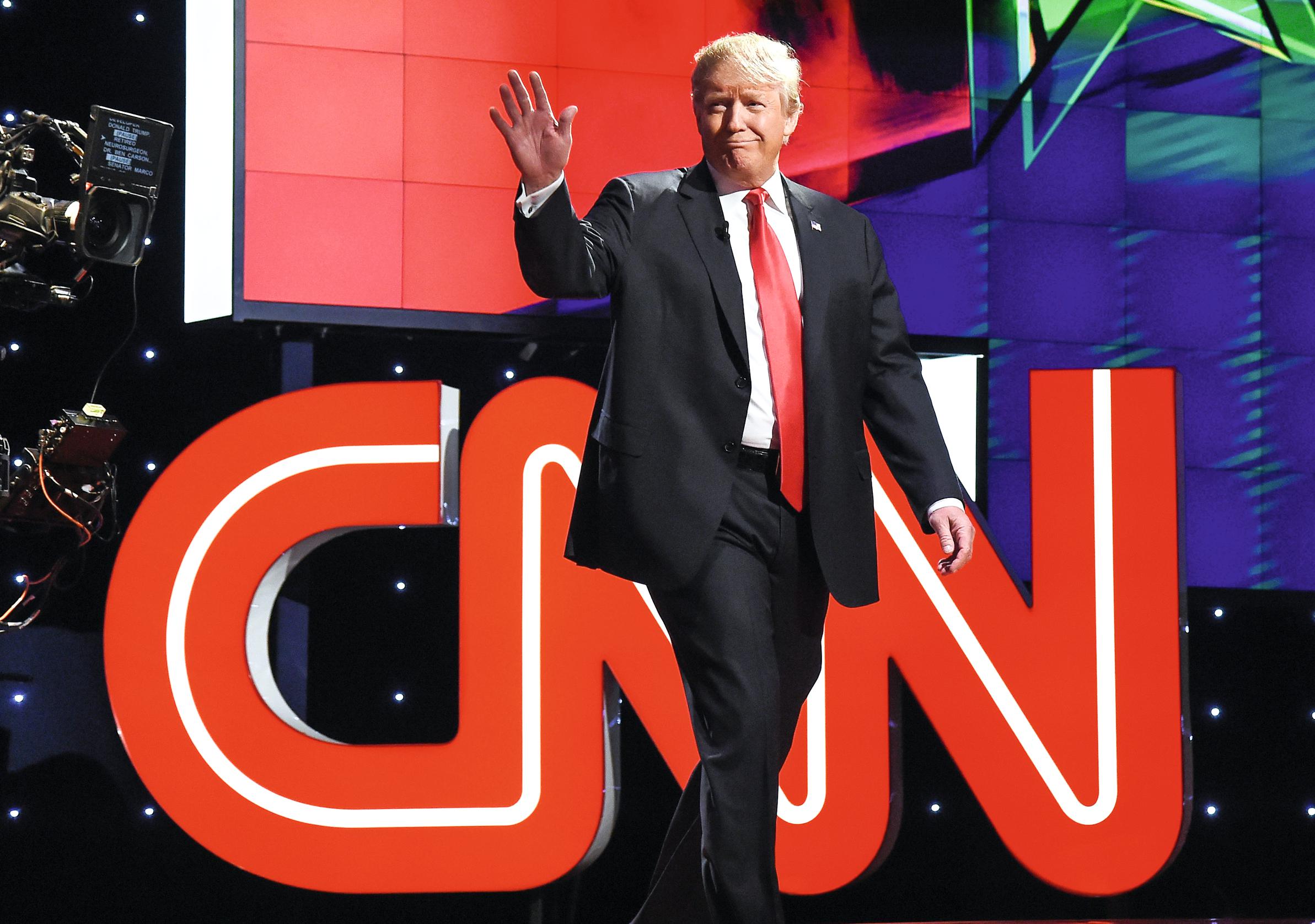 Trump rijgt in live debat op CNN leugens aan elkaar, noemt moderator ...