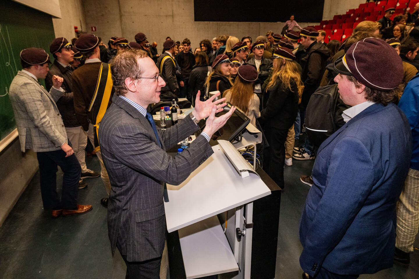 Lezing omstreden filosoof Nathan Cofnas lokt protest uit in Gent: “Als ...
