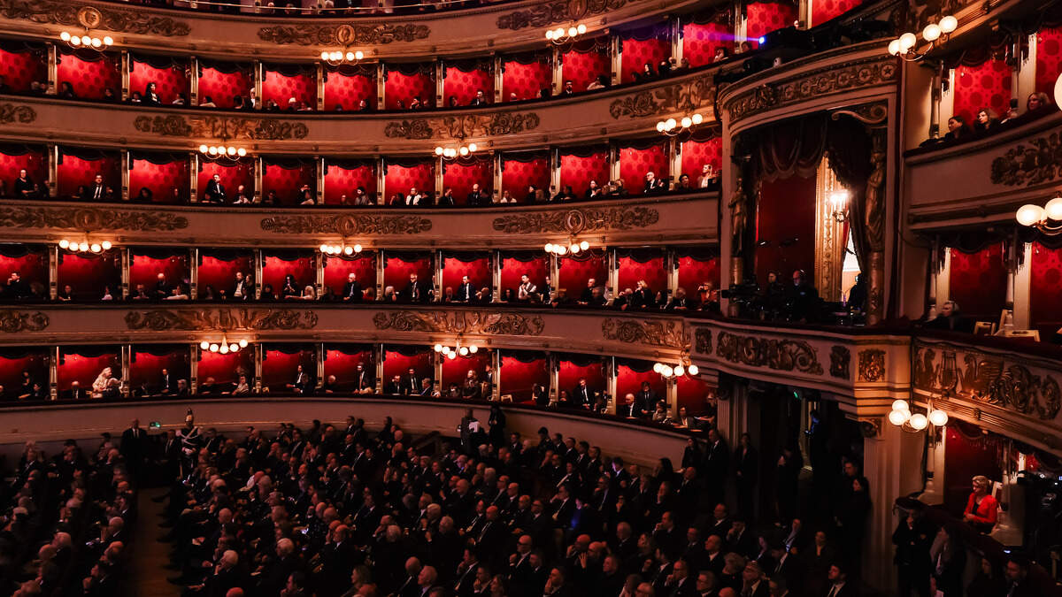 Boegeroep bij operapubliek na prijsverhogingen in La Scala in Milaan ...