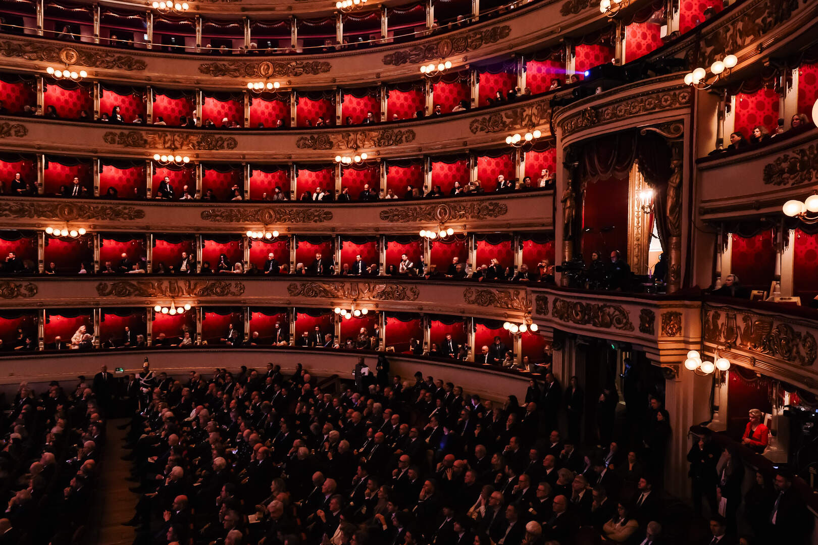 Boegeroep bij operapubliek na prijsverhogingen in La Scala in Milaan ...